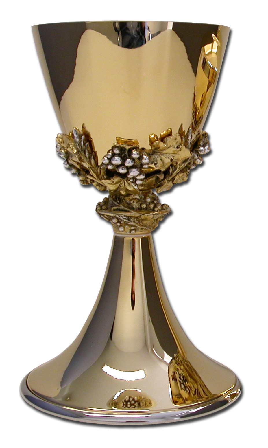 Cáliz católico con uvas, base lisa y copa decorada